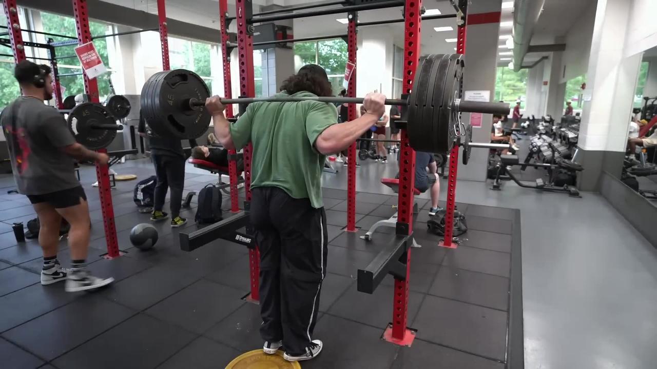 Whole Gym STARES at Sam Sulek Squat 500lbs for - One News Page VIDEO