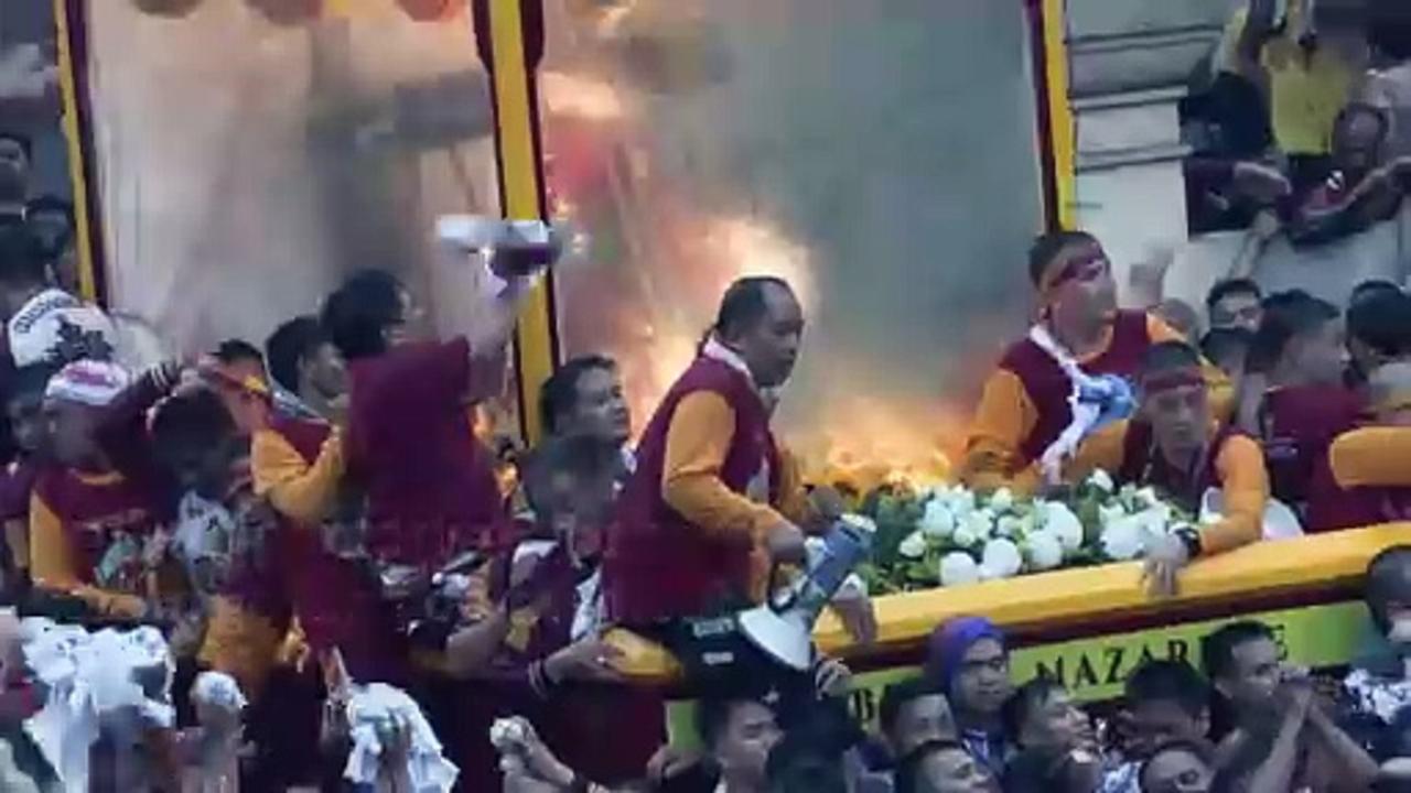 Philippine Catholics swarm Christ icon in mass - One News Page VIDEO