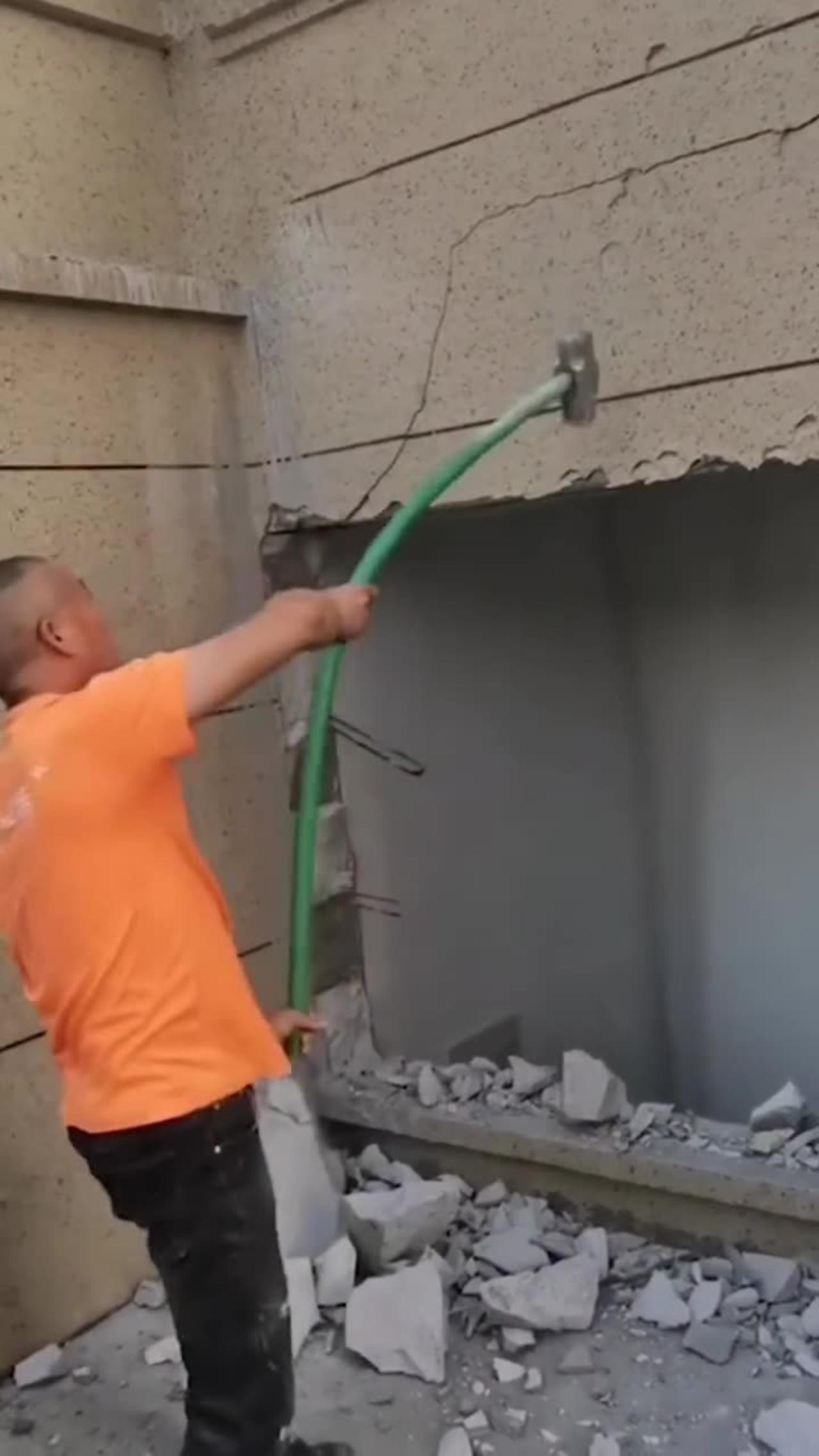 The incredible Chinese sledgehammer - One News Page VIDEO