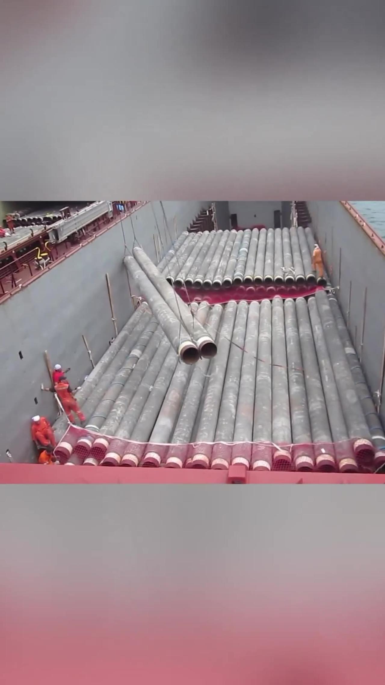 Dangerous loading of pipes on a ship in a storm - One News Page VIDEO
