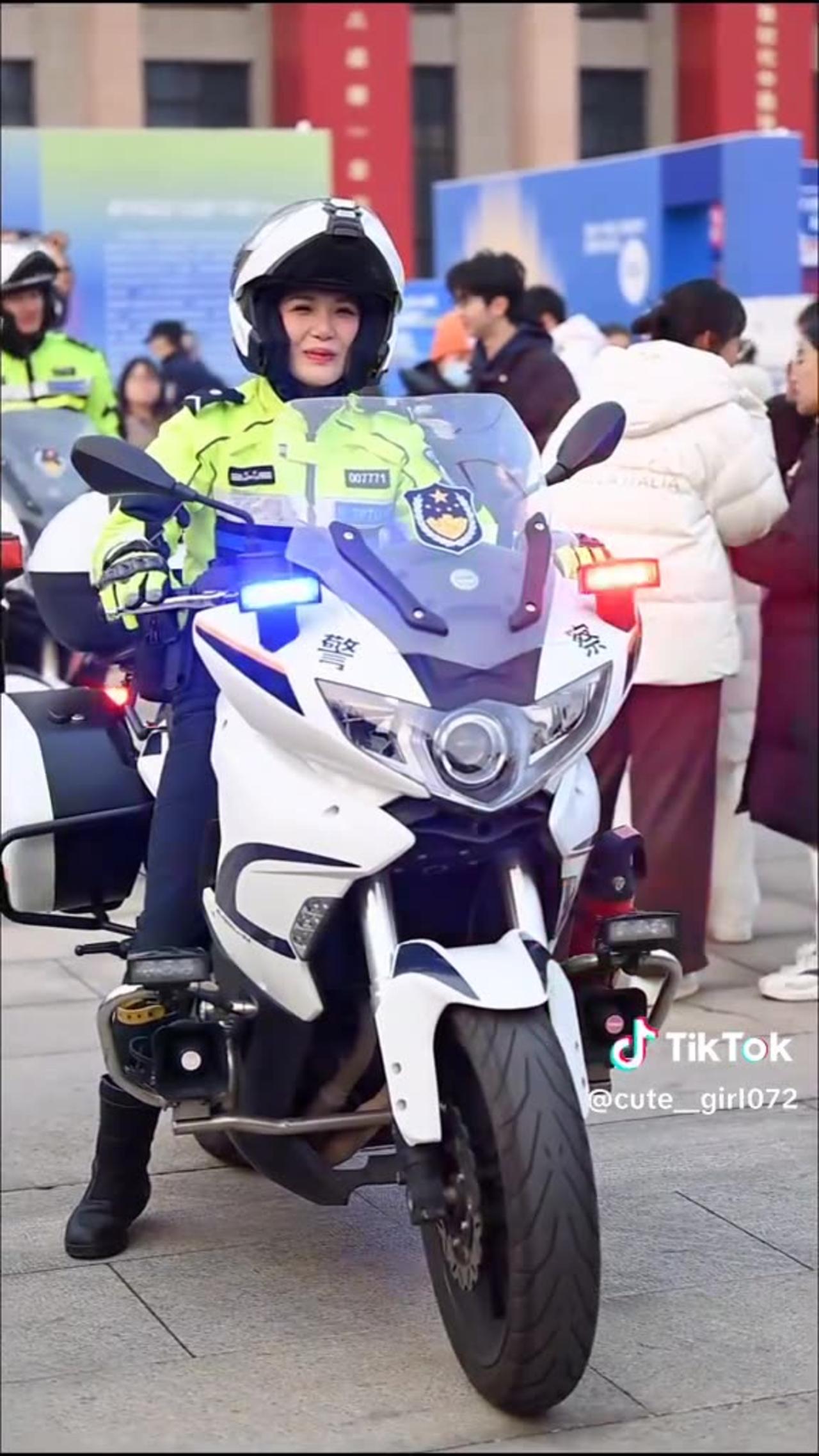 chinese traffic police - One News Page VIDEO
