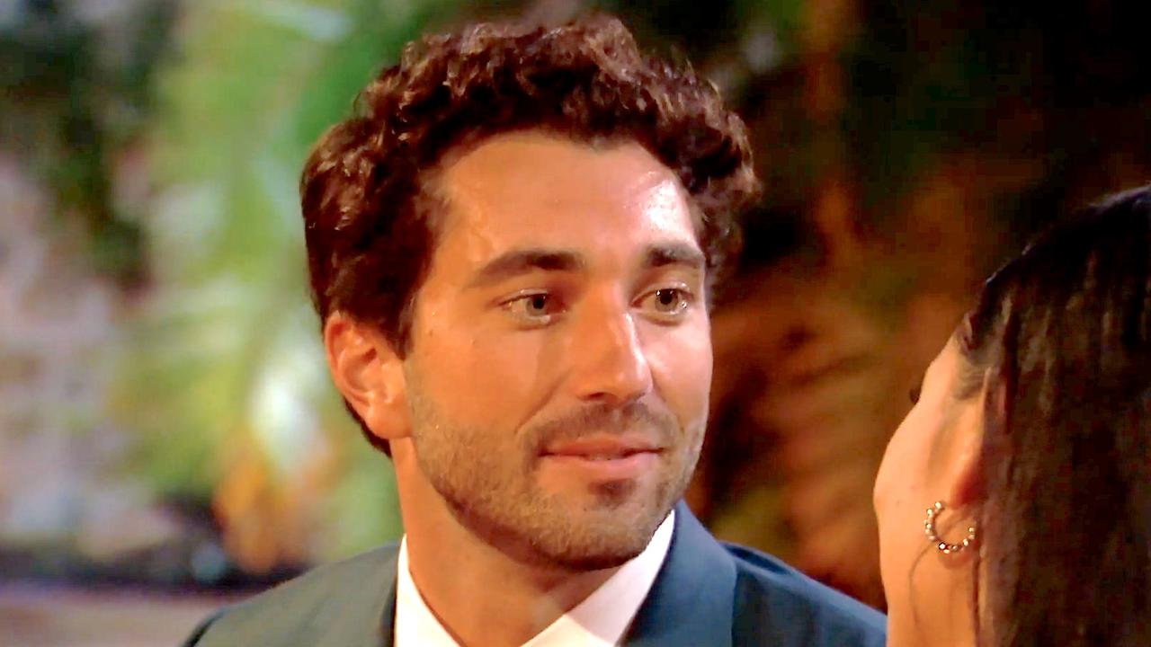 See Who Gets the First Impression Rose on The - One News Page VIDEO