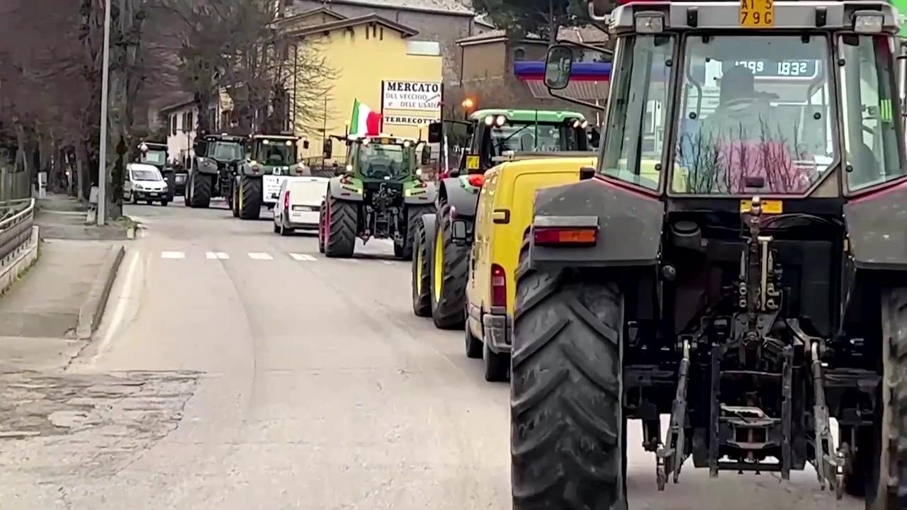 Italian tractors en route to Rome in protest - One News Page VIDEO