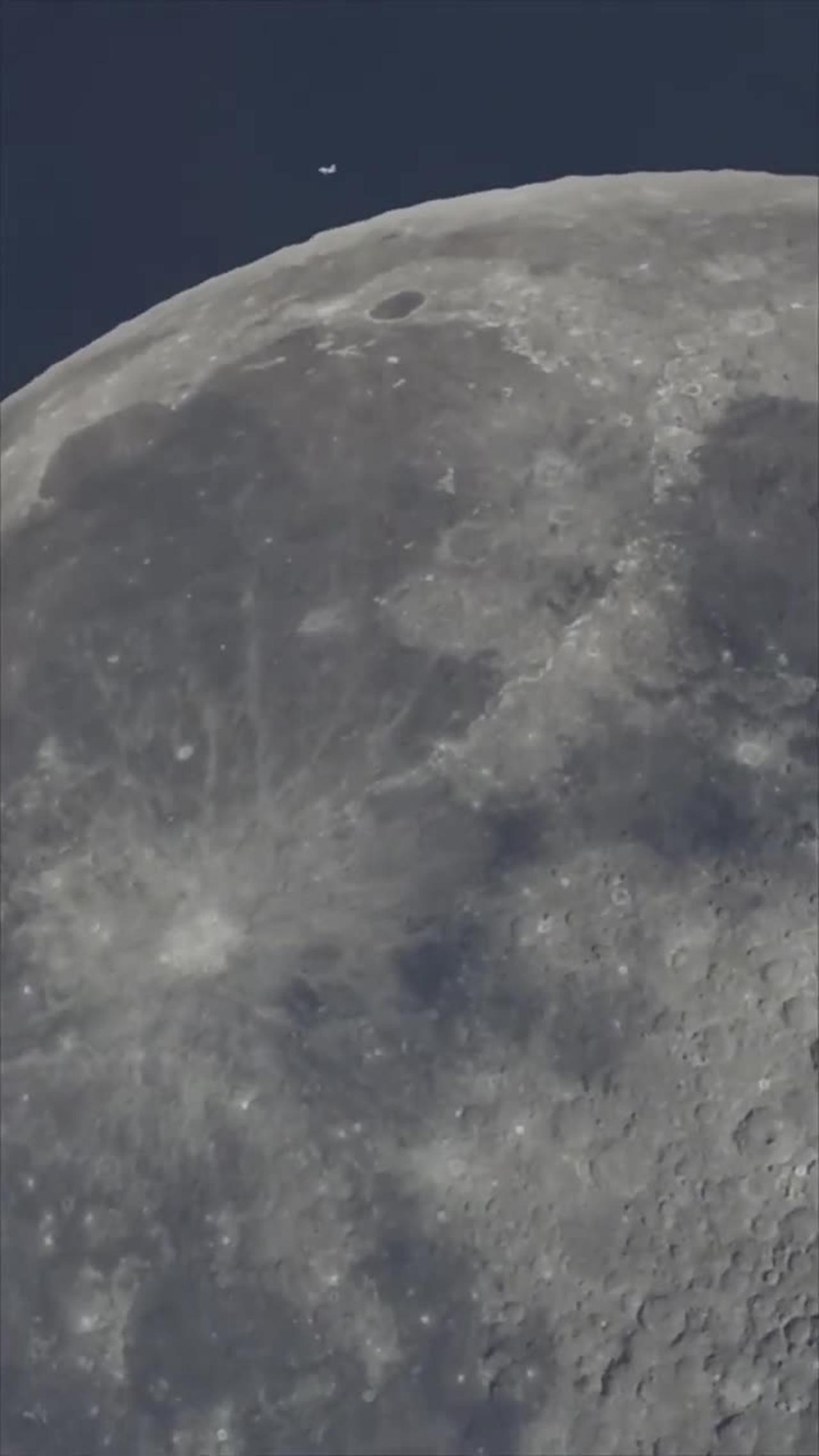 What is this object near the moon ? - One News Page VIDEO
