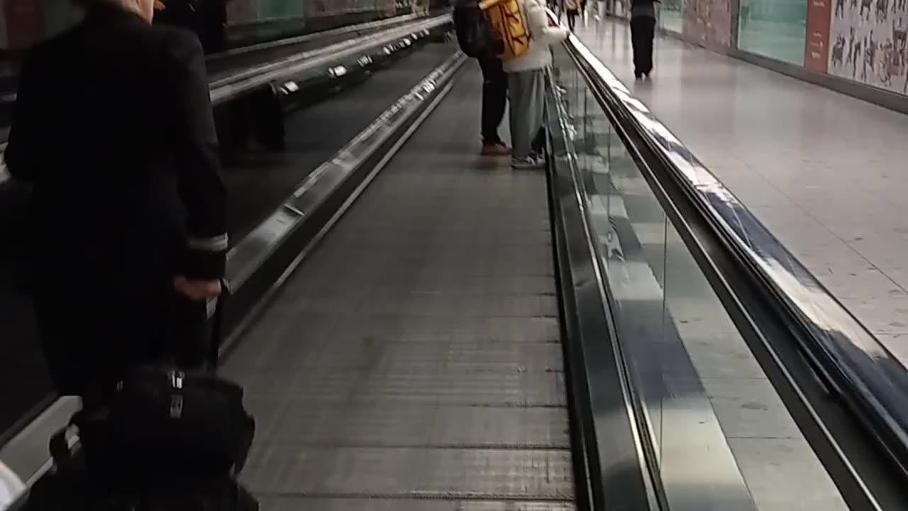 London roads 27 airport beautiful women rush - One News Page VIDEO