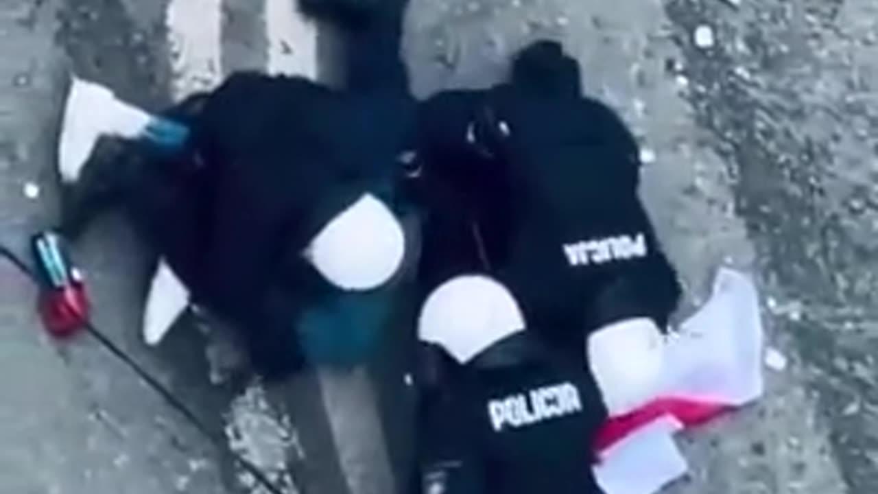 Polish police forcefully detains peacefully - One News Page VIDEO