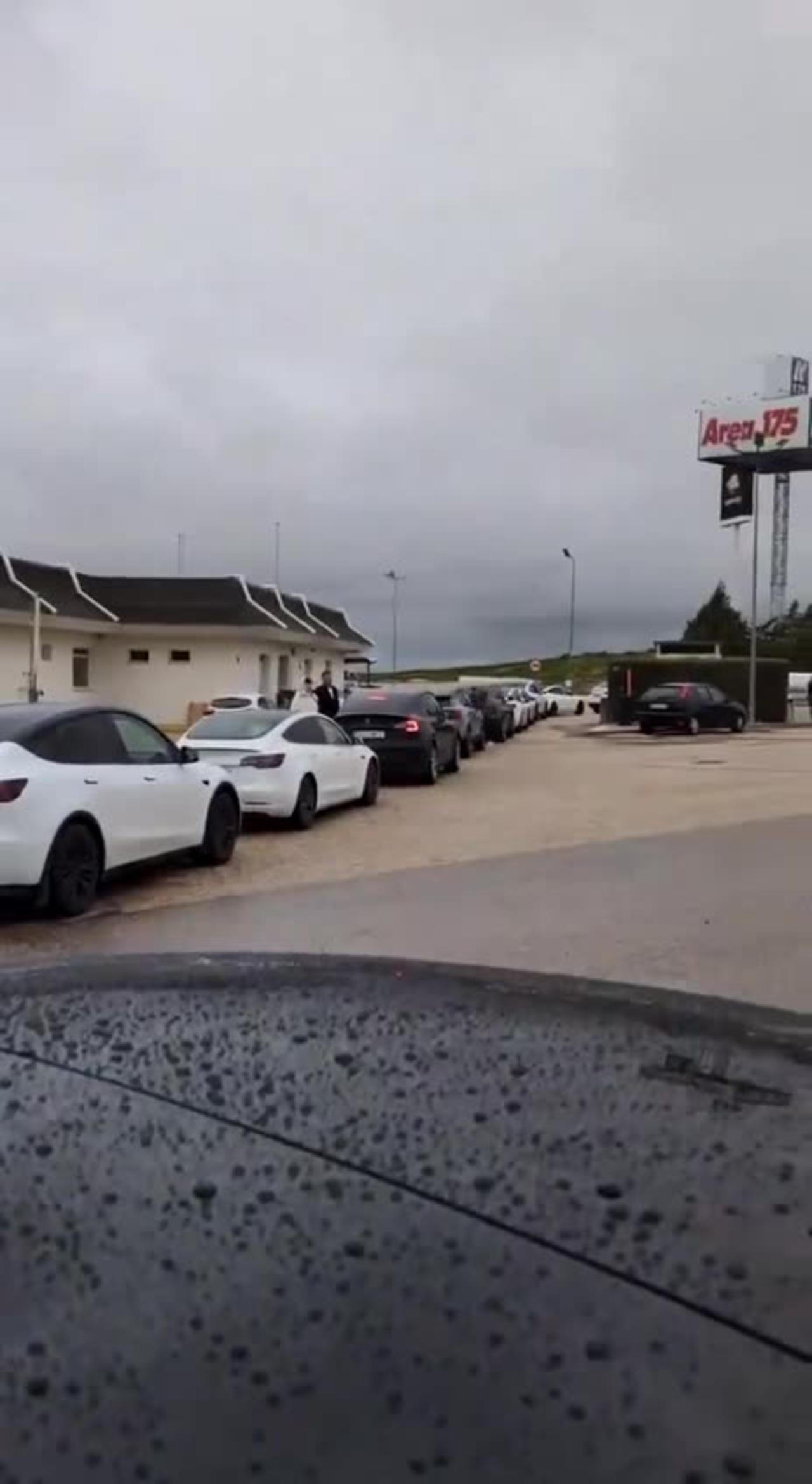 Electric Car Owners Forced To Wait In A Queue - One News Page VIDEO