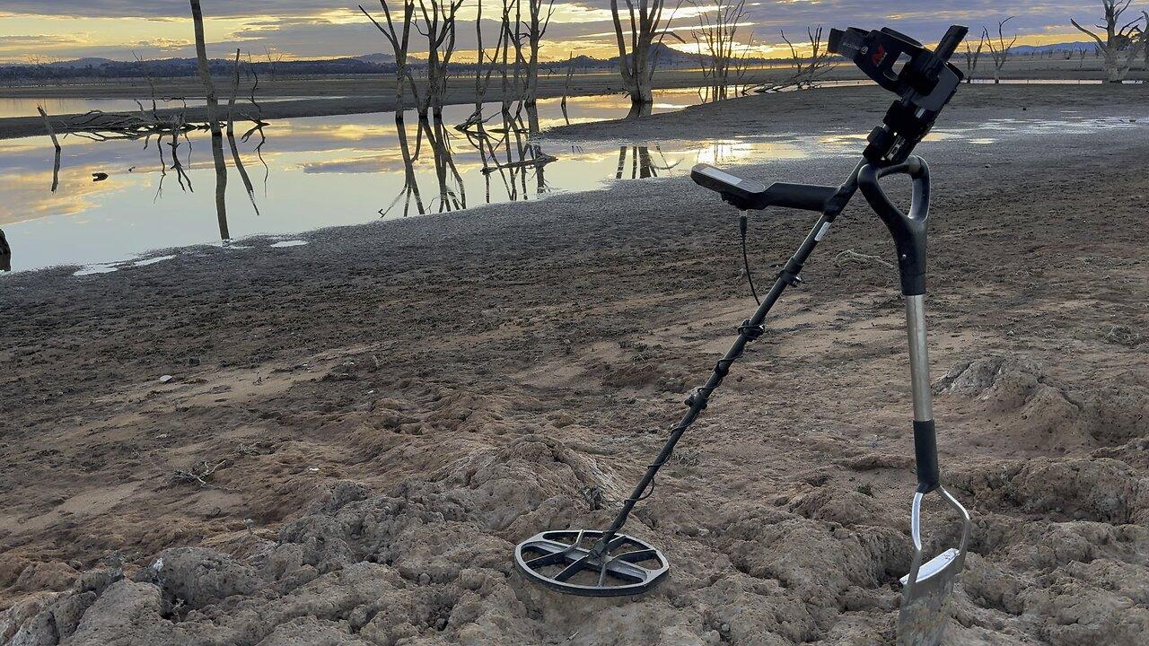 Metal Detecting With The Minelab Manticore - One News Page VIDEO