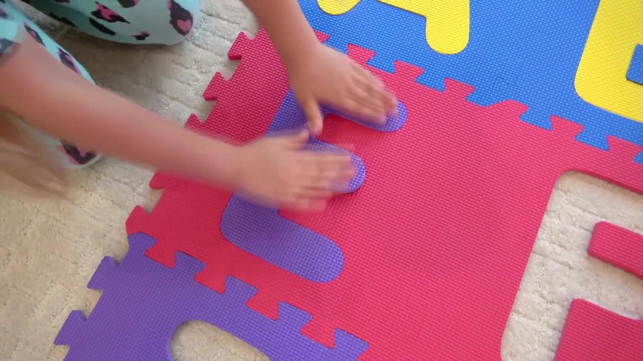 Roma and Diana learn the alphabet - ABC song - One News Page VIDEO