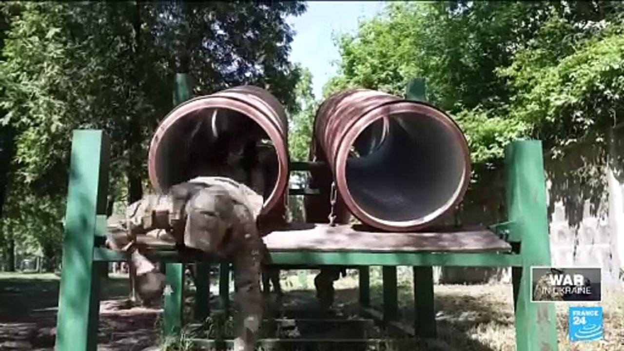 Ukraine starts conscripting younger men for war - One News Page VIDEO