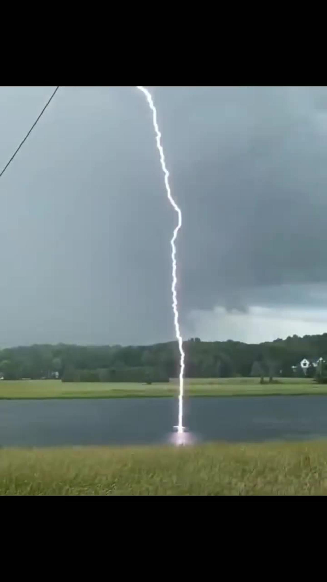amazing lightning strike in the water_ - One News Page VIDEO