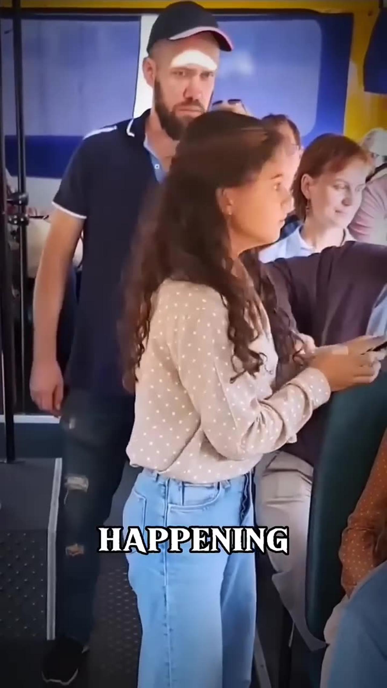 Girl saves an old man from being robbed - One News Page VIDEO