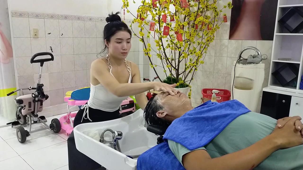 Relaxing shampoo service for men at Vietnamese - One News Page VIDEO