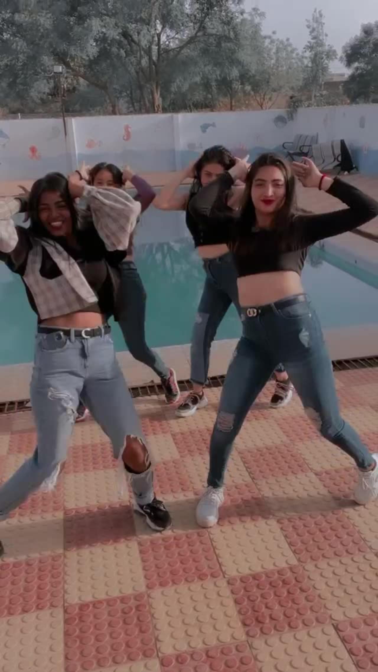 Girl dancing in swimming pool - One News Page VIDEO