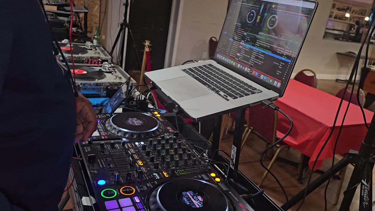 OLD SCHOOL DJS WORK IT OUT - One News Page VIDEO