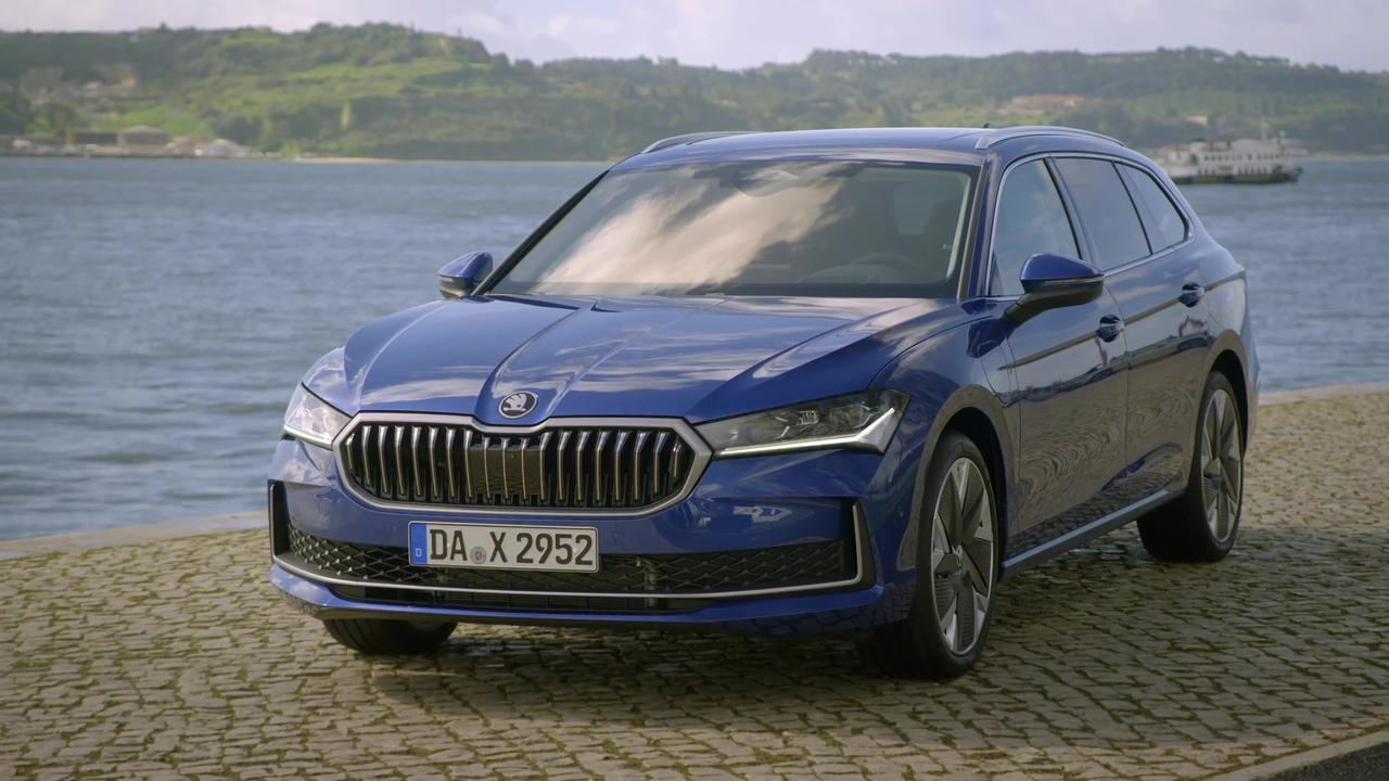 The new Škoda Superb Combi in Blue Driving - One News Page VIDEO
