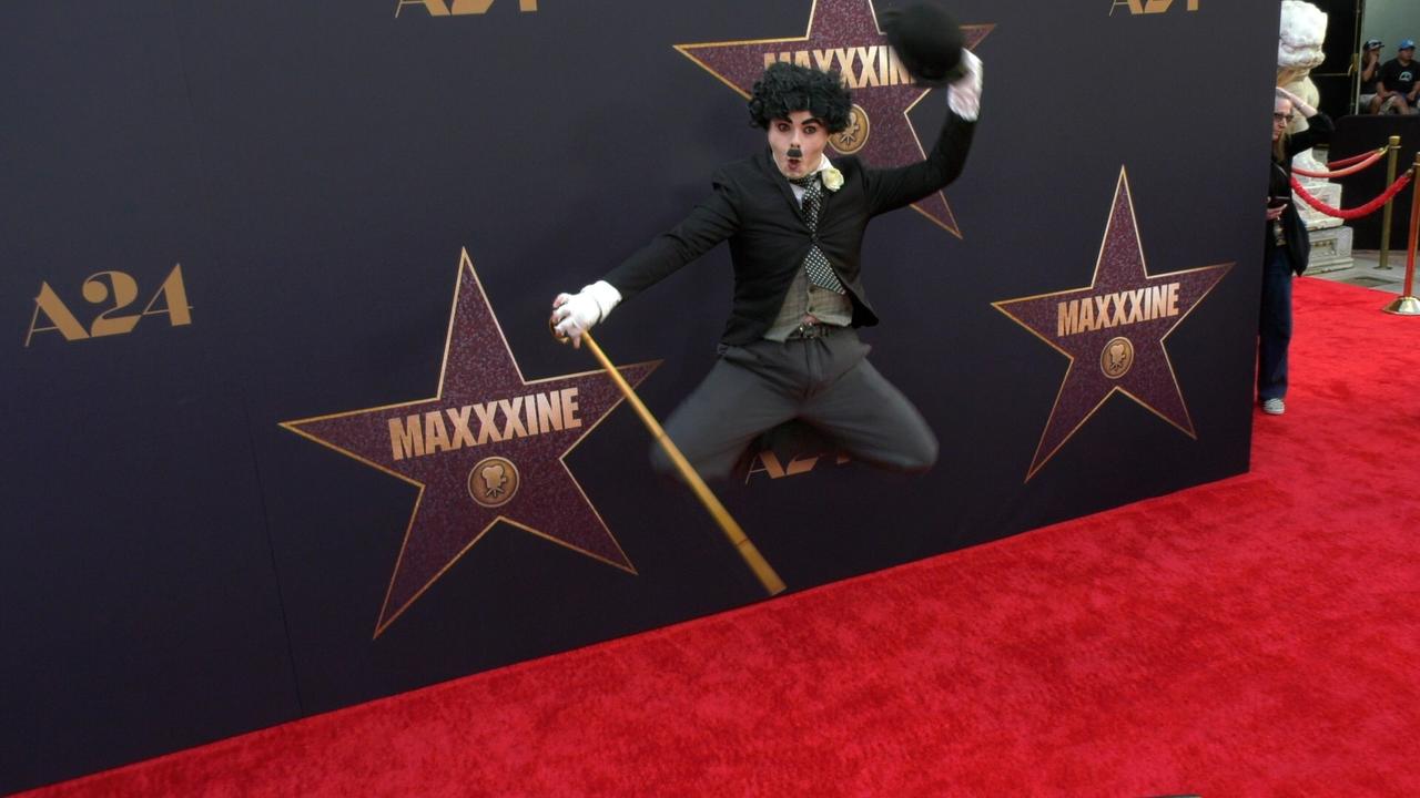 Allen Waiserman attends the red carpet world - One News Page VIDEO