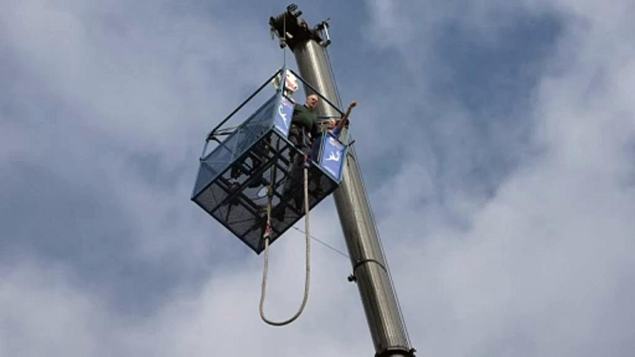 Davey yells “vote Lib Democrat” in bungee - One News Page VIDEO