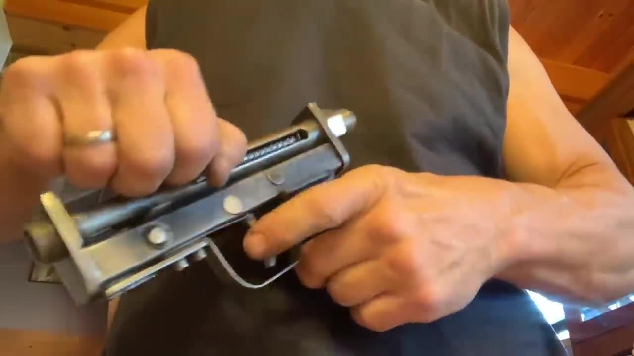 URU SUBMACHINE GUN NON-FIRING DUMMY- parts, - One News Page VIDEO