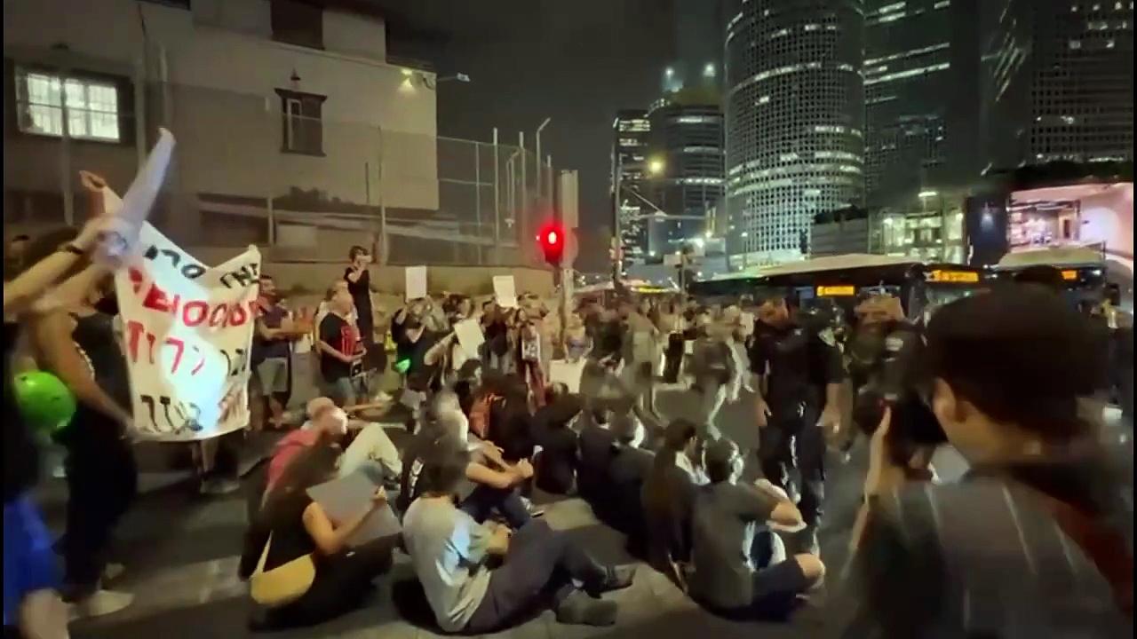Police remove protesters in Tel Aviv calling for - One News Page VIDEO