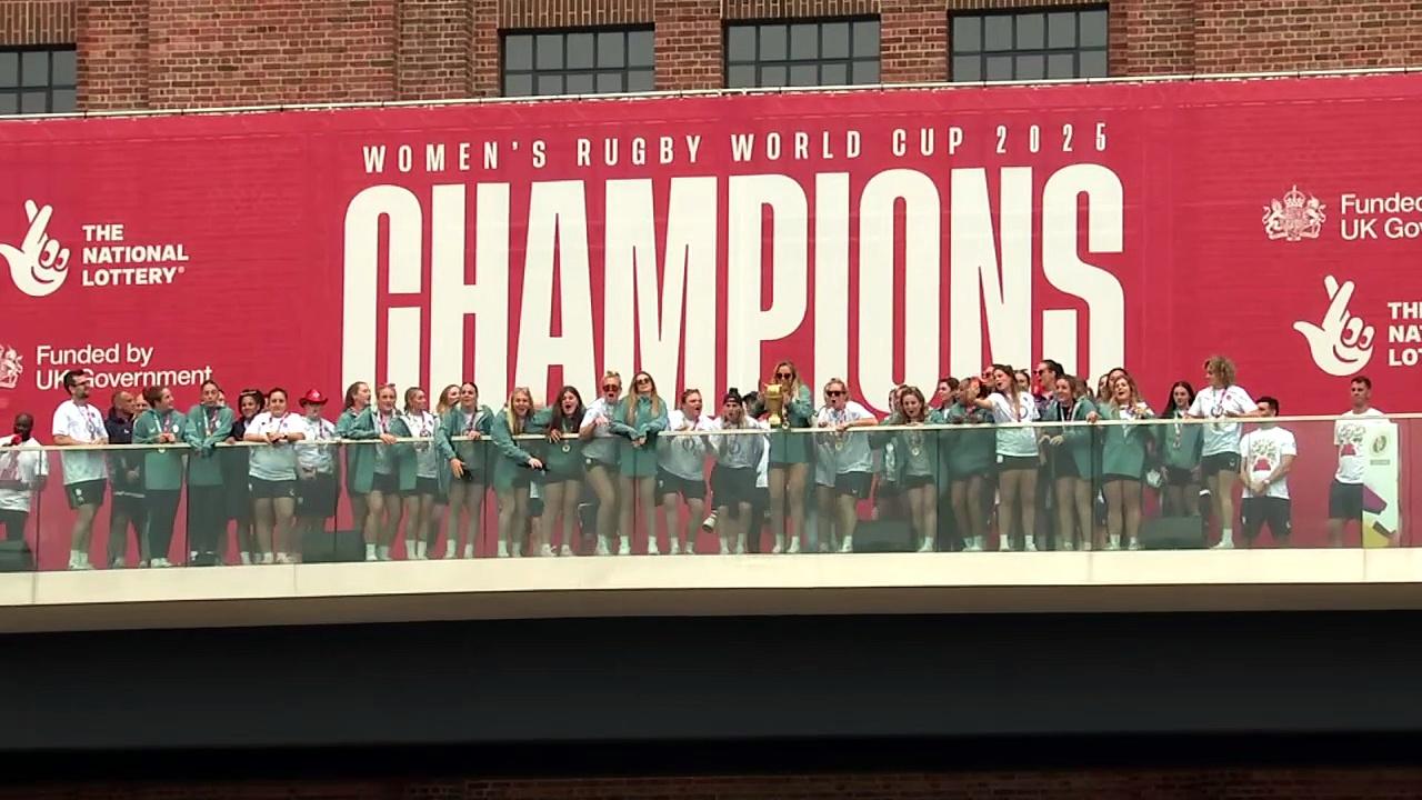 Red Roses lift Rugby World Cup trophy at victory - One News Page VIDEO