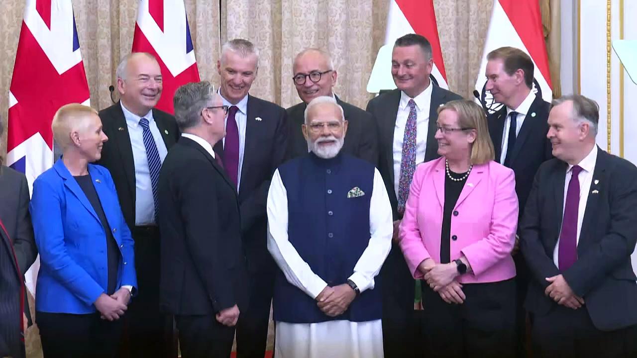Starmer and Modi stage photo-call on trade - One News Page VIDEO