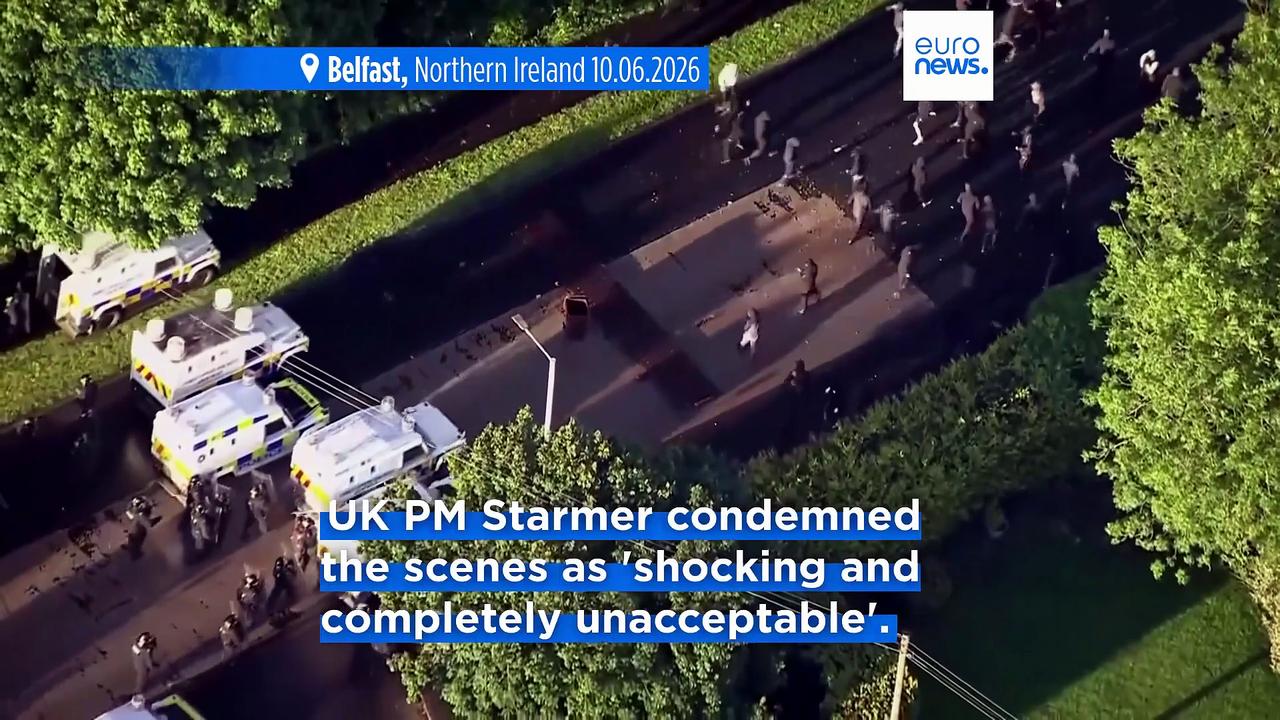 Police fire water cannon at demonstrators as - One News Page VIDEO